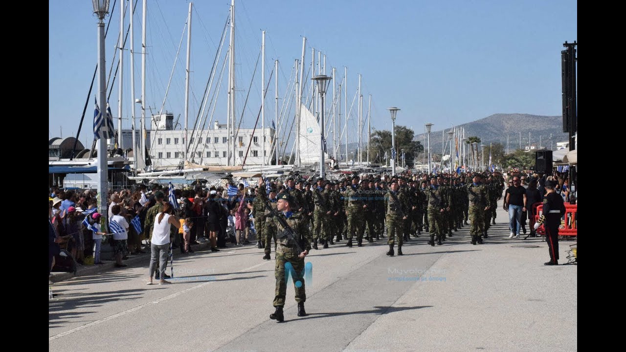 Χιλιάδες πολίτες στην παραλία του Βόλου παρακολούθησαν την παρέλαση για ...