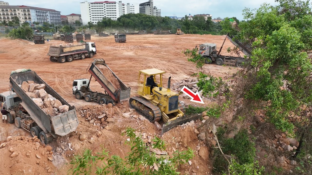 Development Equipment Machine Bulldozer Move Big Rock Stone and Dump ...