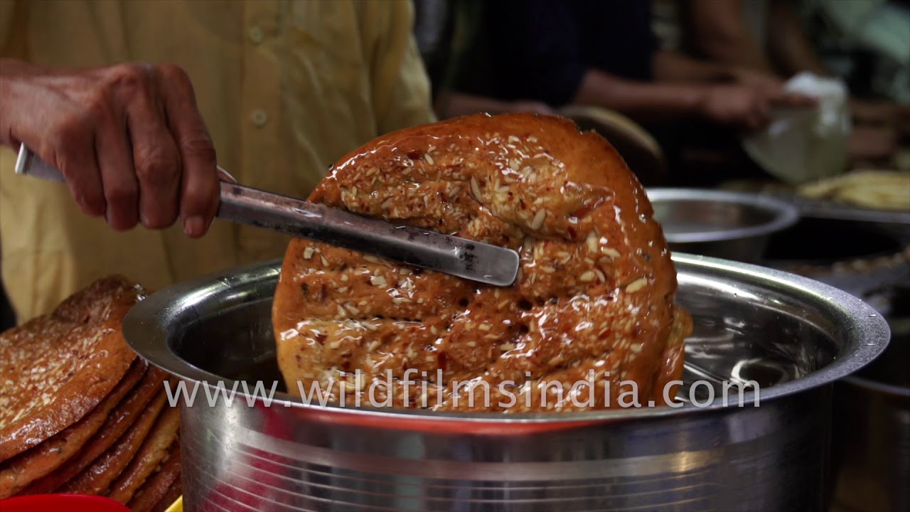 Shahi sheermal being made in Old Delhi during Ramzan - YouTube