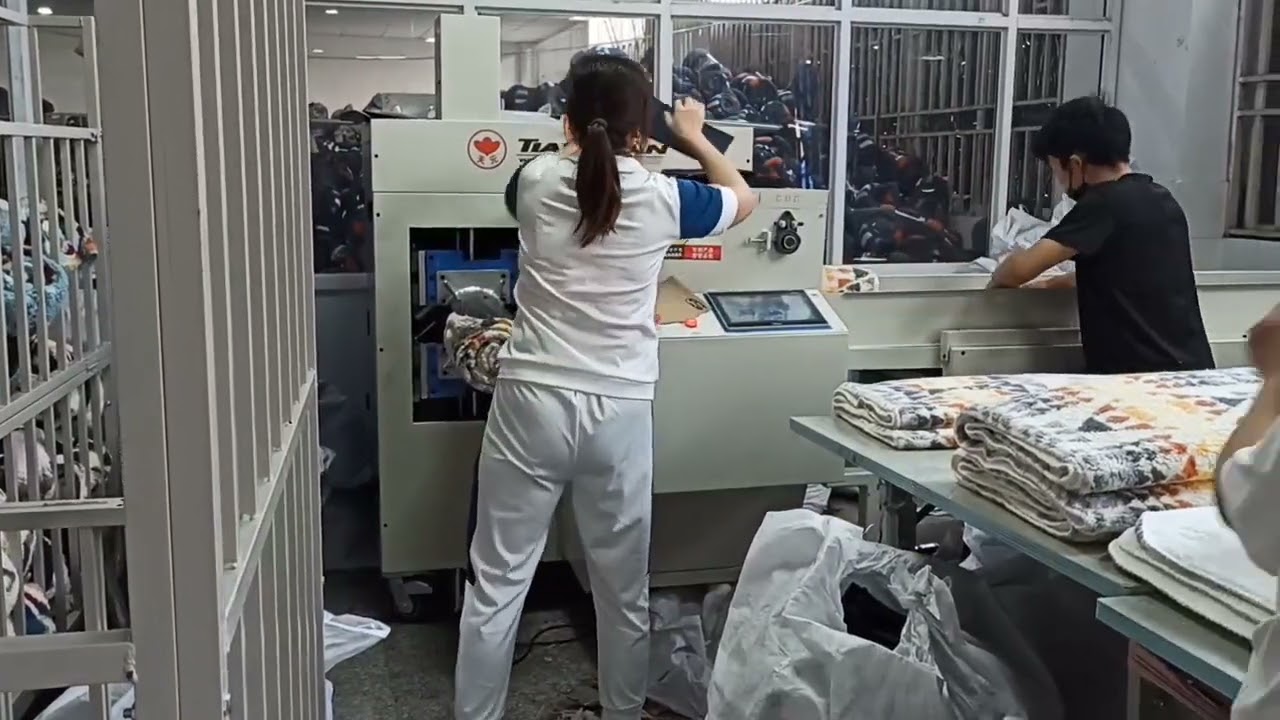 Auto rolling packing machine for bedding blankets sleeping quilt ...