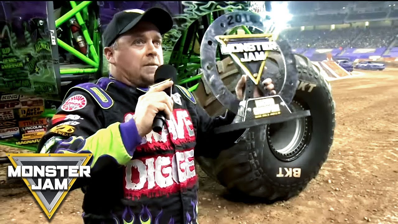 Grave Digger vs Son-uva Digger Championship Race | Detroit 2016 - YouTube