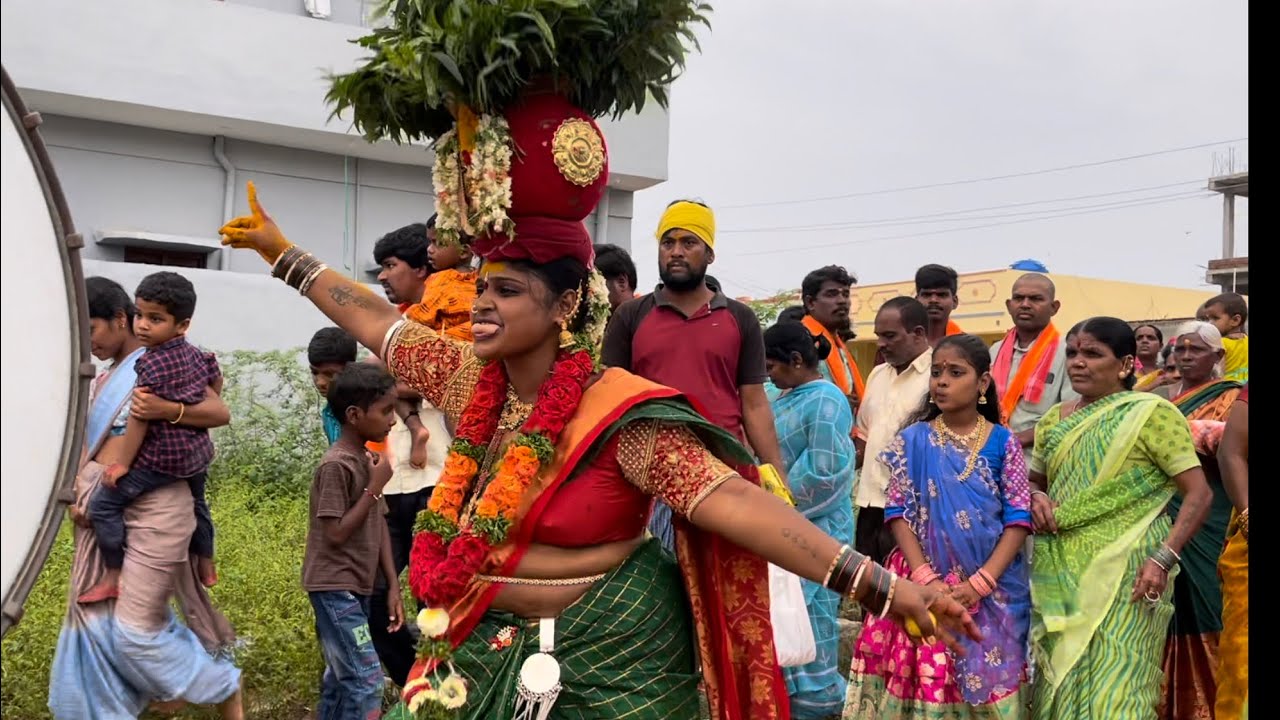Sravanthi Akka Bonam At Village | Telangana Bonalu | Sravanthi Akka ...