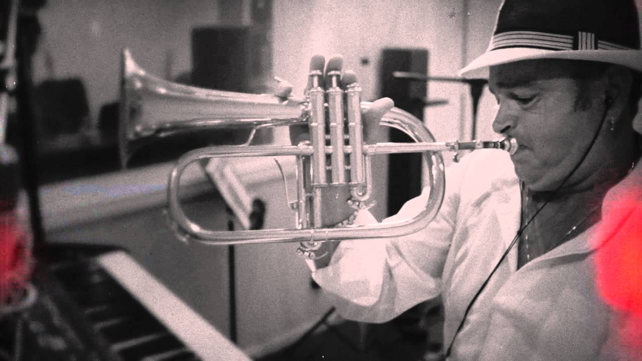 One Man Jazz Trio/Wayne Boyer/Seven Steps To Heaven - YouTube