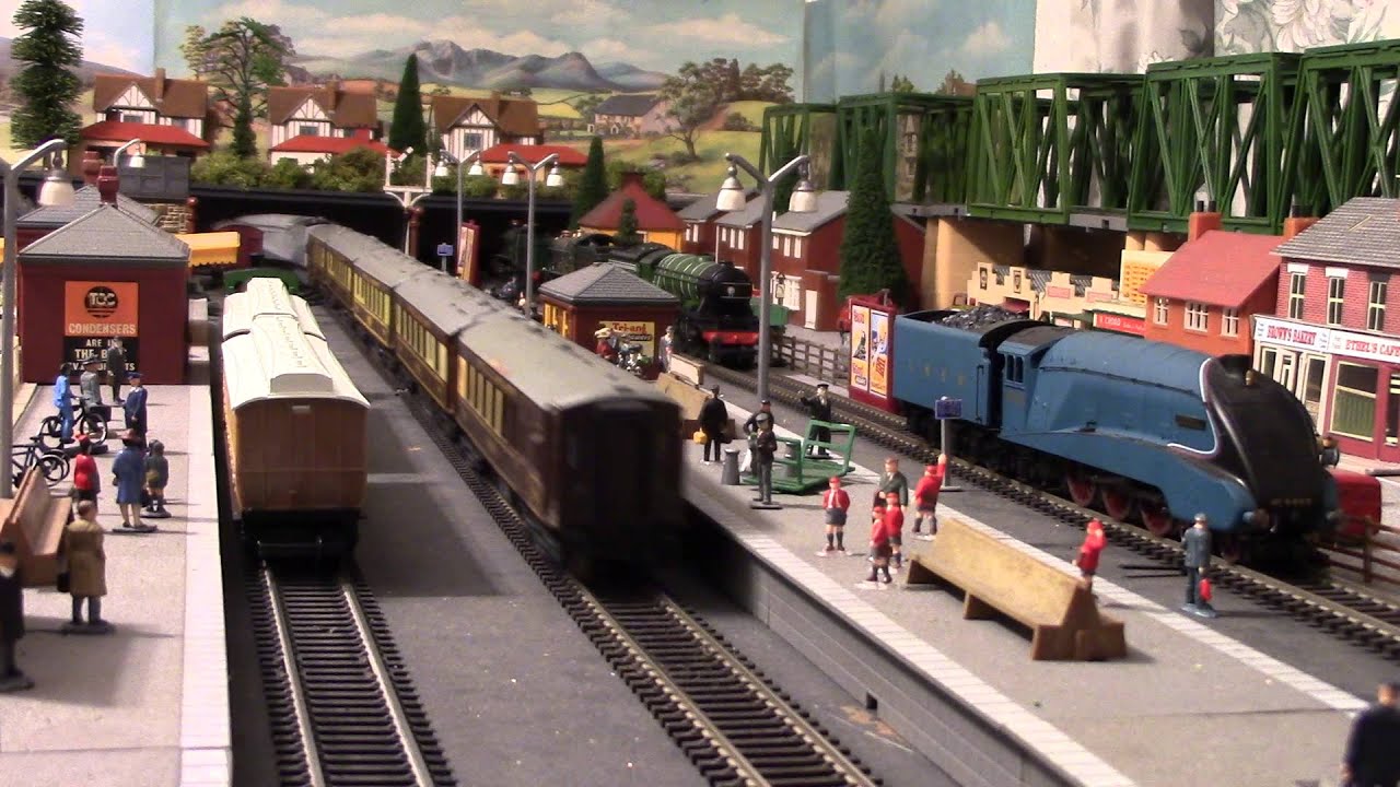 LNER A4 QUICKSILVER, A4 SILVER FOX,FLYING SCOTSMAN AND B12 RUN OO - YouTube