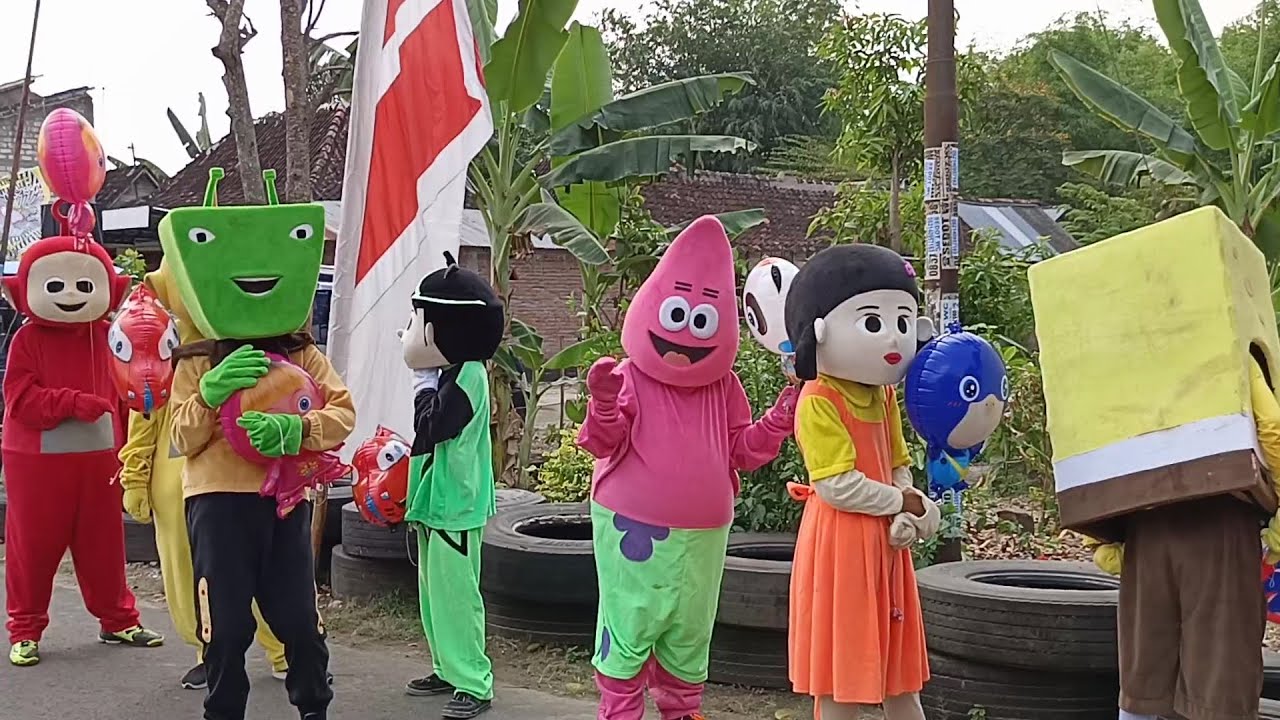 KAPAN INI GILIRAN JALAN BADUT BAWA BALON TERBANG BALON KARAKTER IKUT ...