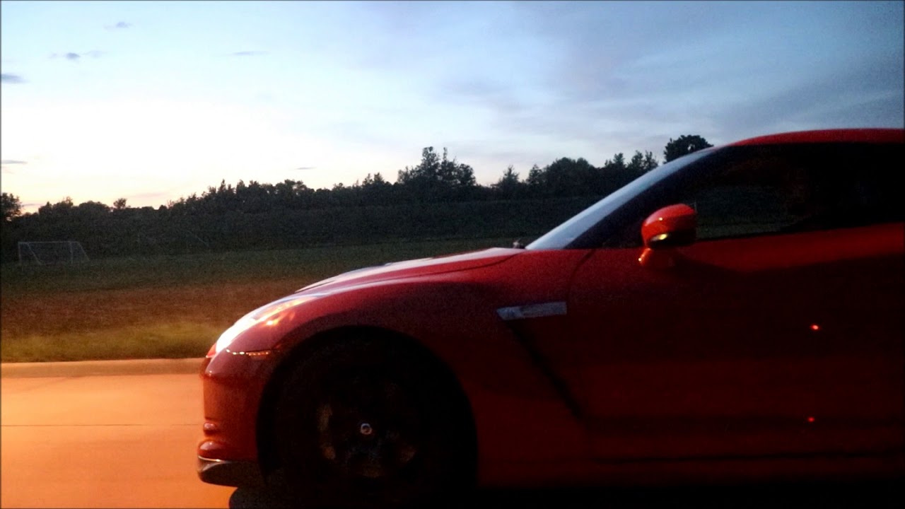 C7 Corvette vs R35 GTR - YouTube