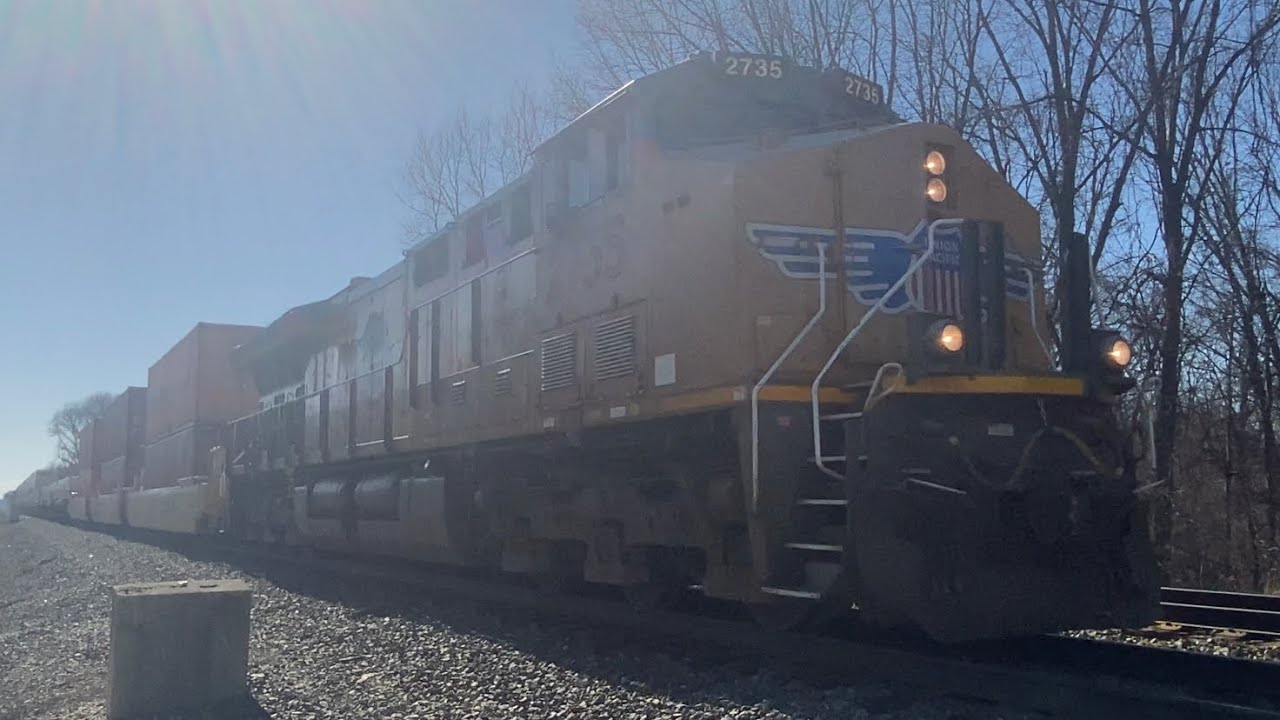 UP 2735 leads an intermodal in Kankakee Township - YouTube