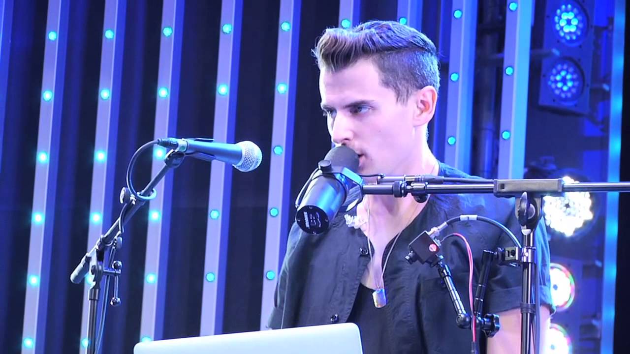 Mike Tompkins Live at 5 Towers on CityWalk - YouTube