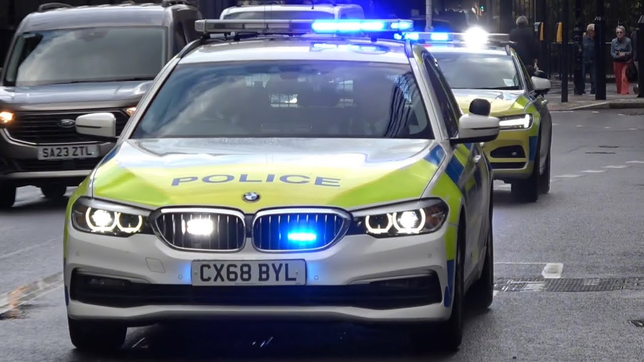 **PURSUIT** Metropolitan Police X4 Traffic cars responding rapidly In ...