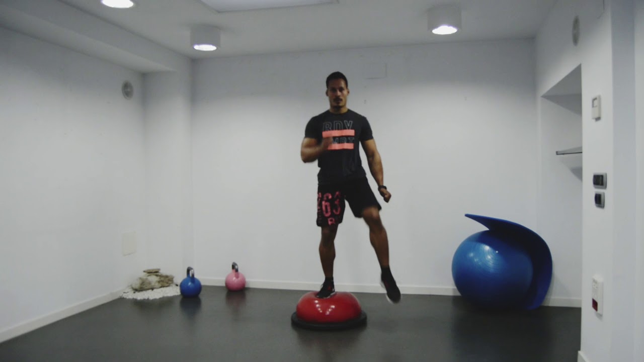 Sentadilla con rodilla - YouTube