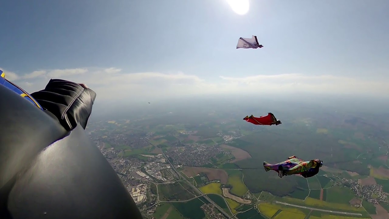 Jump 517 - 5 Way Wingsuit Speed bankes turns - YouTube