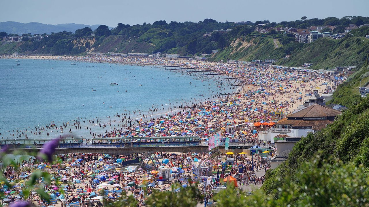 UK heatwave: Summer revellers flock to Bournemouth beach to enjoy the ...