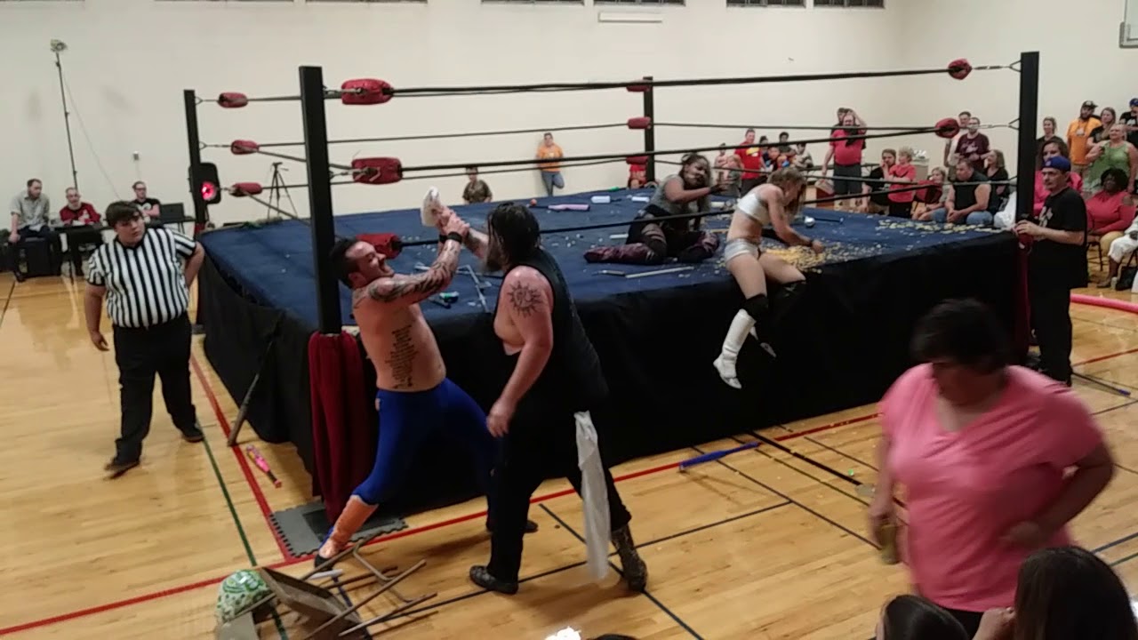 The Stratton's vs Brad Cash & Nina Monet Fans Bring The Weapons Match ...