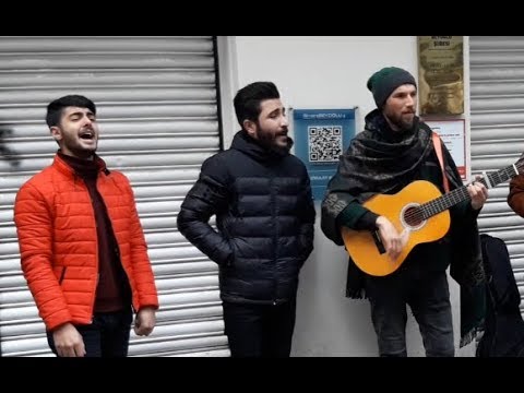 TAKSİM'İ SESLERİYLE  SALLAYAN GENÇLER