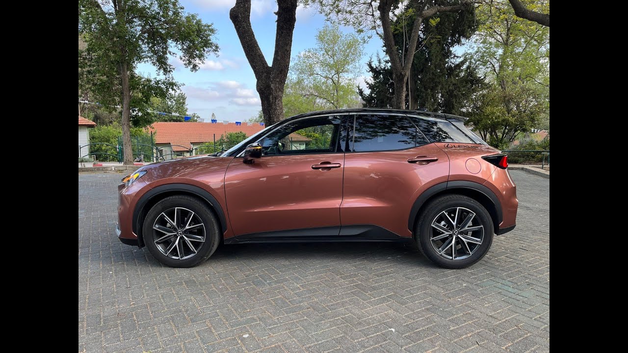 יוקרה למעמד הביניים? לקסוס LBX במבחן - YouTube