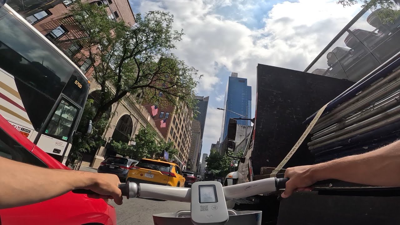 🚴‍♂️ Dodging NYC Traffic | Citibike Rush Hour Challenge! - YouTube