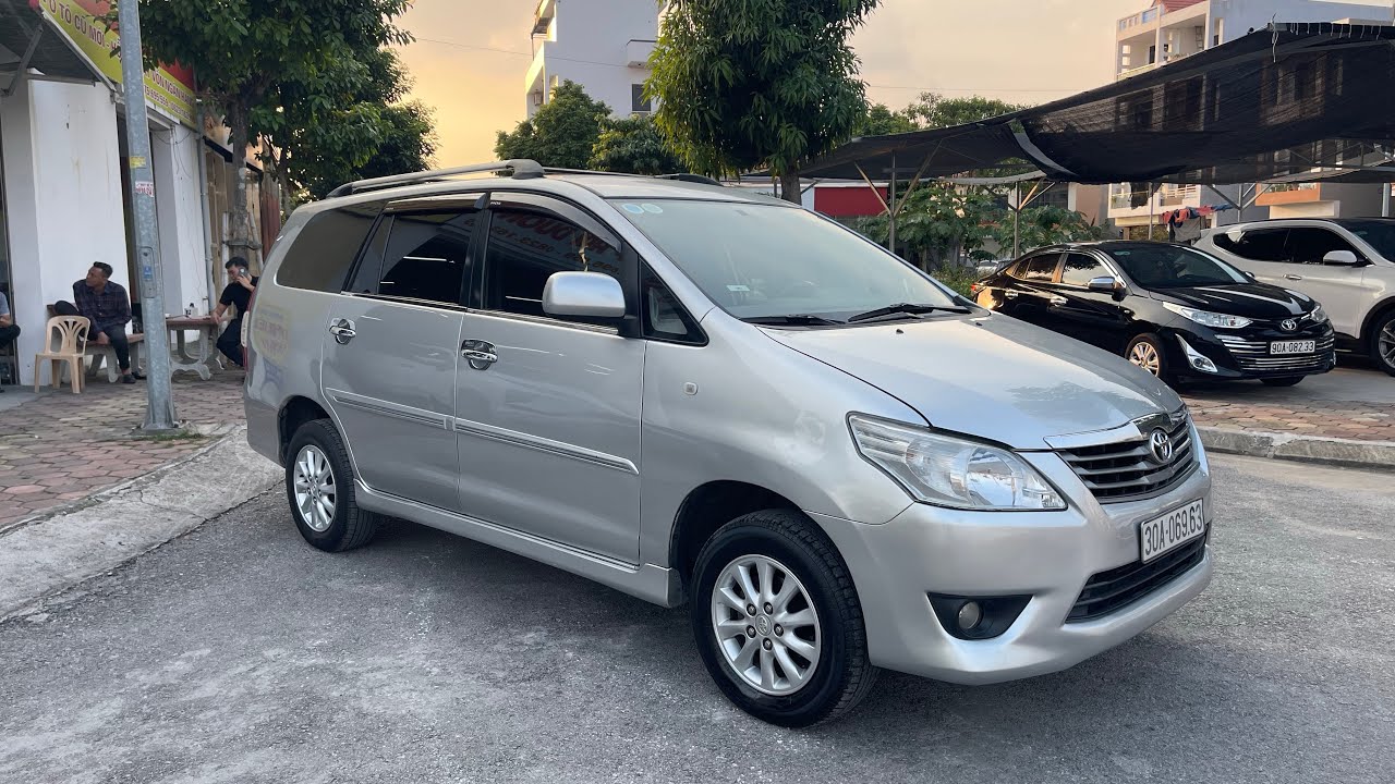 Innova E 2013 Xe gia đình, bền bỉ, tiết kiệm 8 chỗ ngồi - YouTube