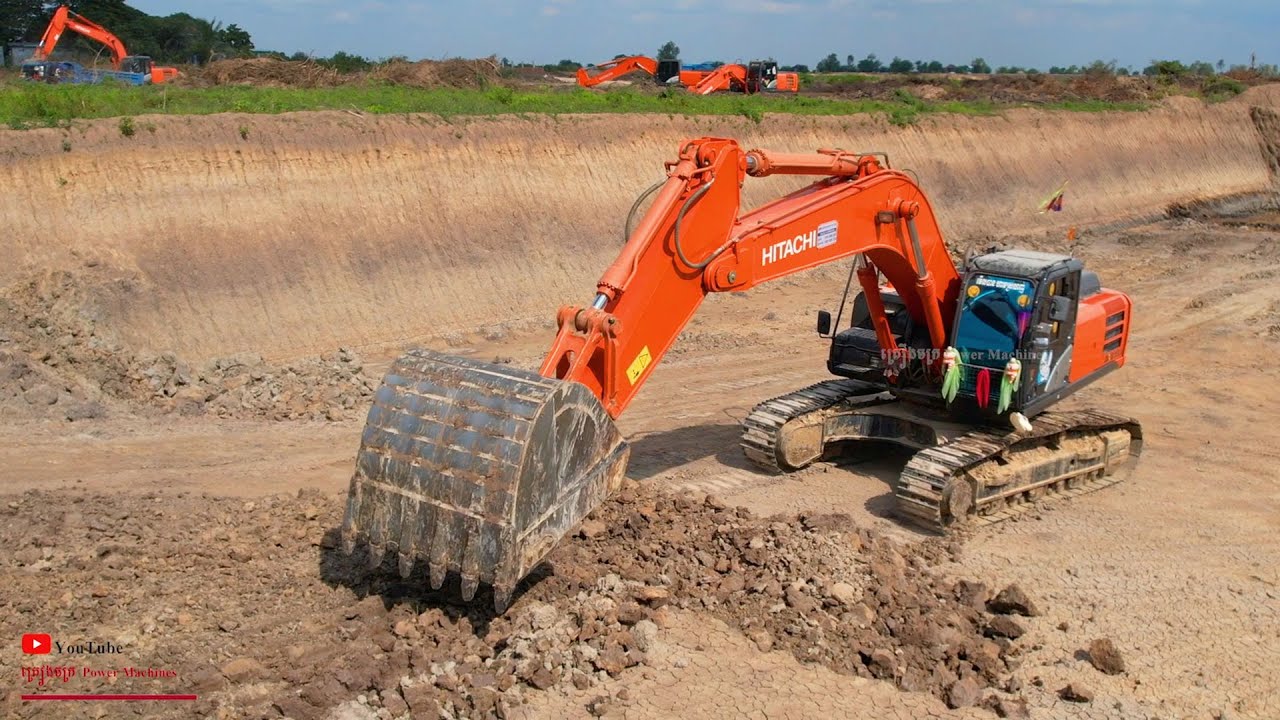 Heavy Excavator Biggest Power Digging Building Road And Loading Soils ...