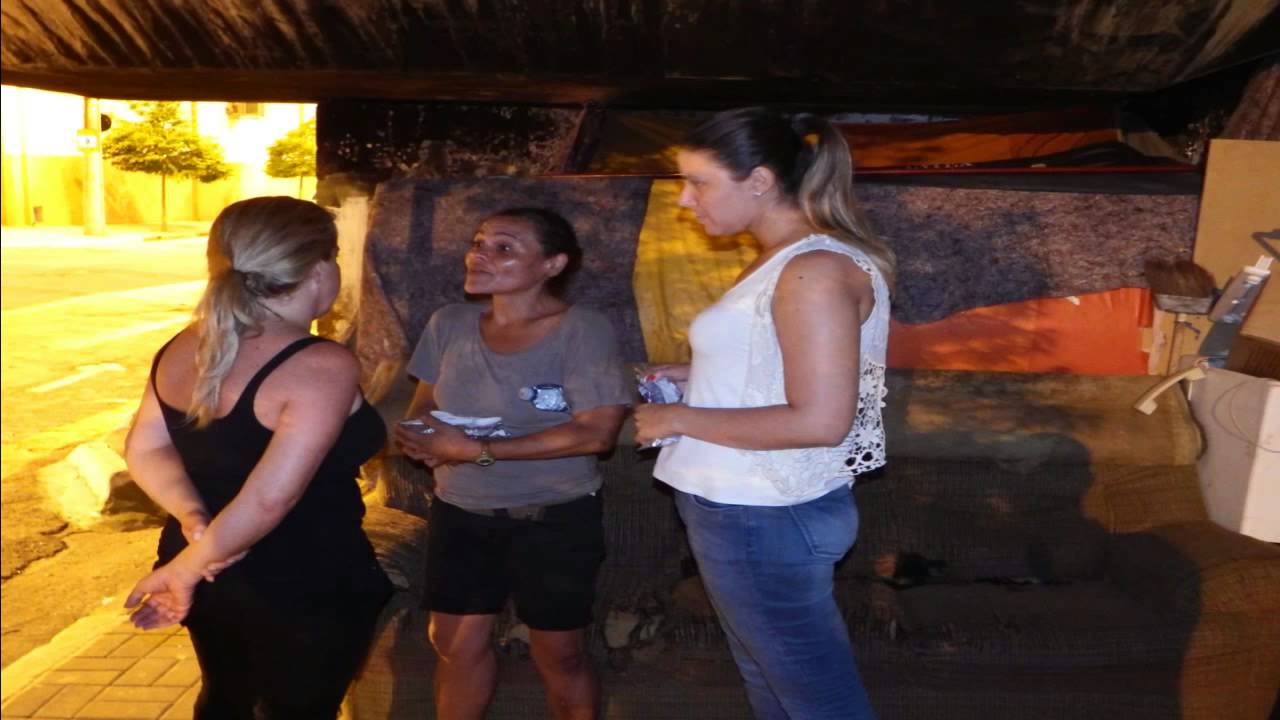 Fotorreportagem: A fome que a rua tem - YouTube