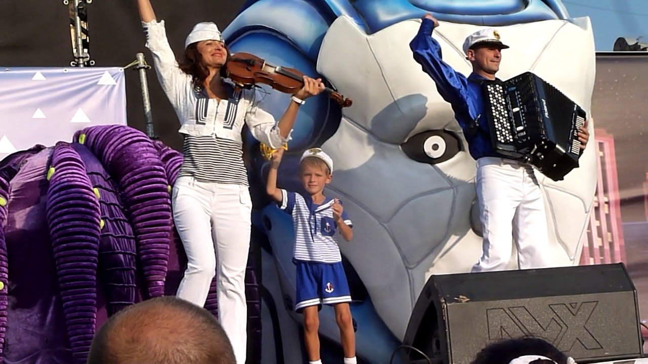 Concert video of the Family Trio Drive - YouTube