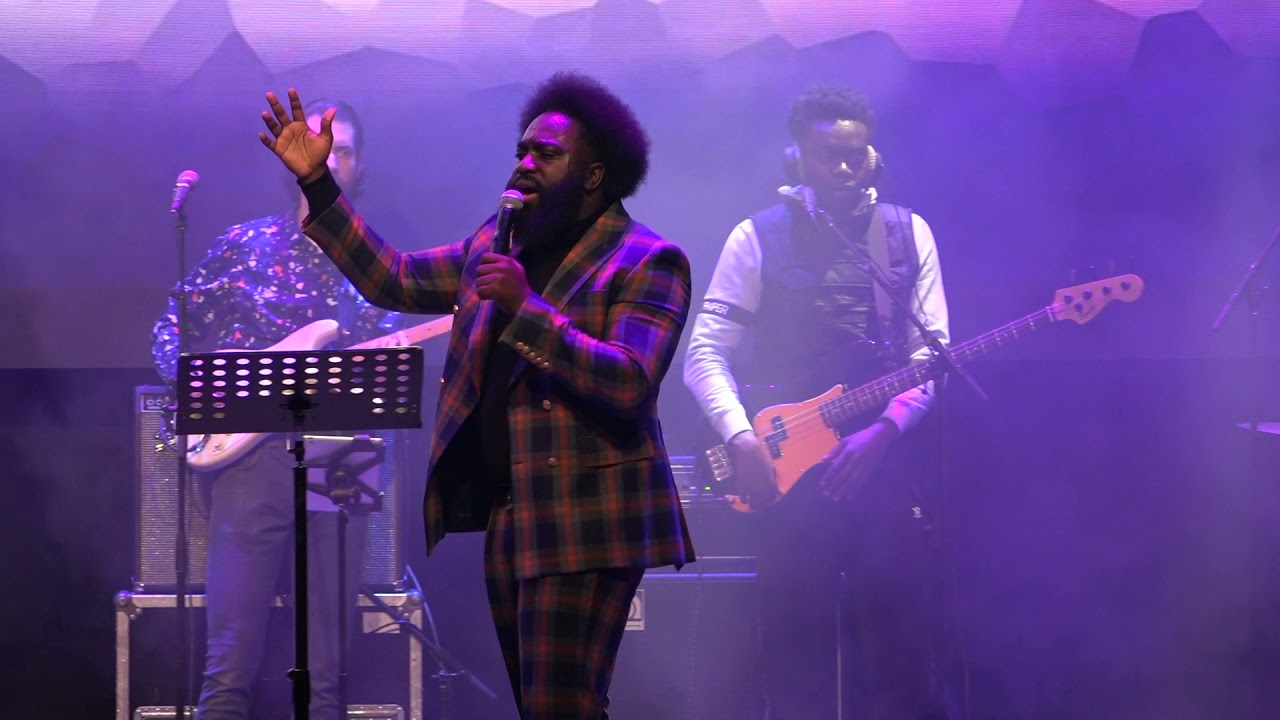 EMMANUEL SMITH LEADING PRAISE & WORSHIP - YouTube
