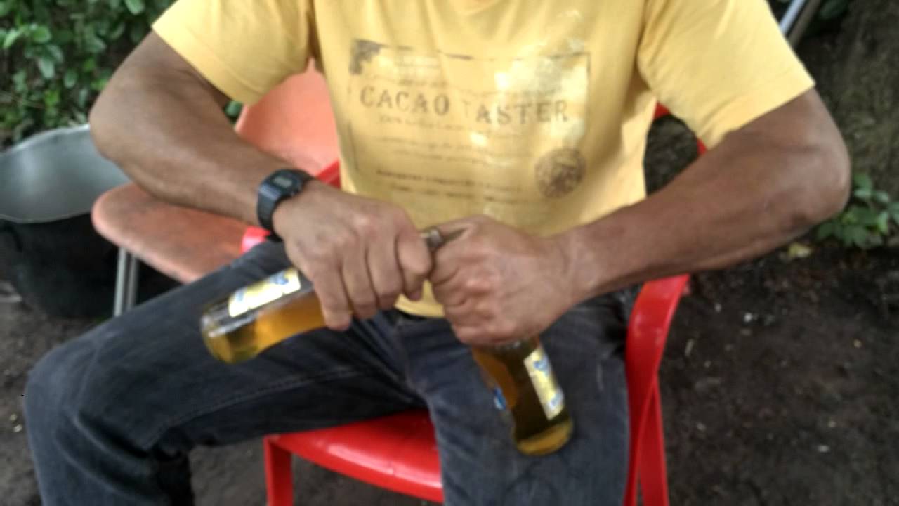 Cómo destapar botellas de cerveza sin destapador - YouTube