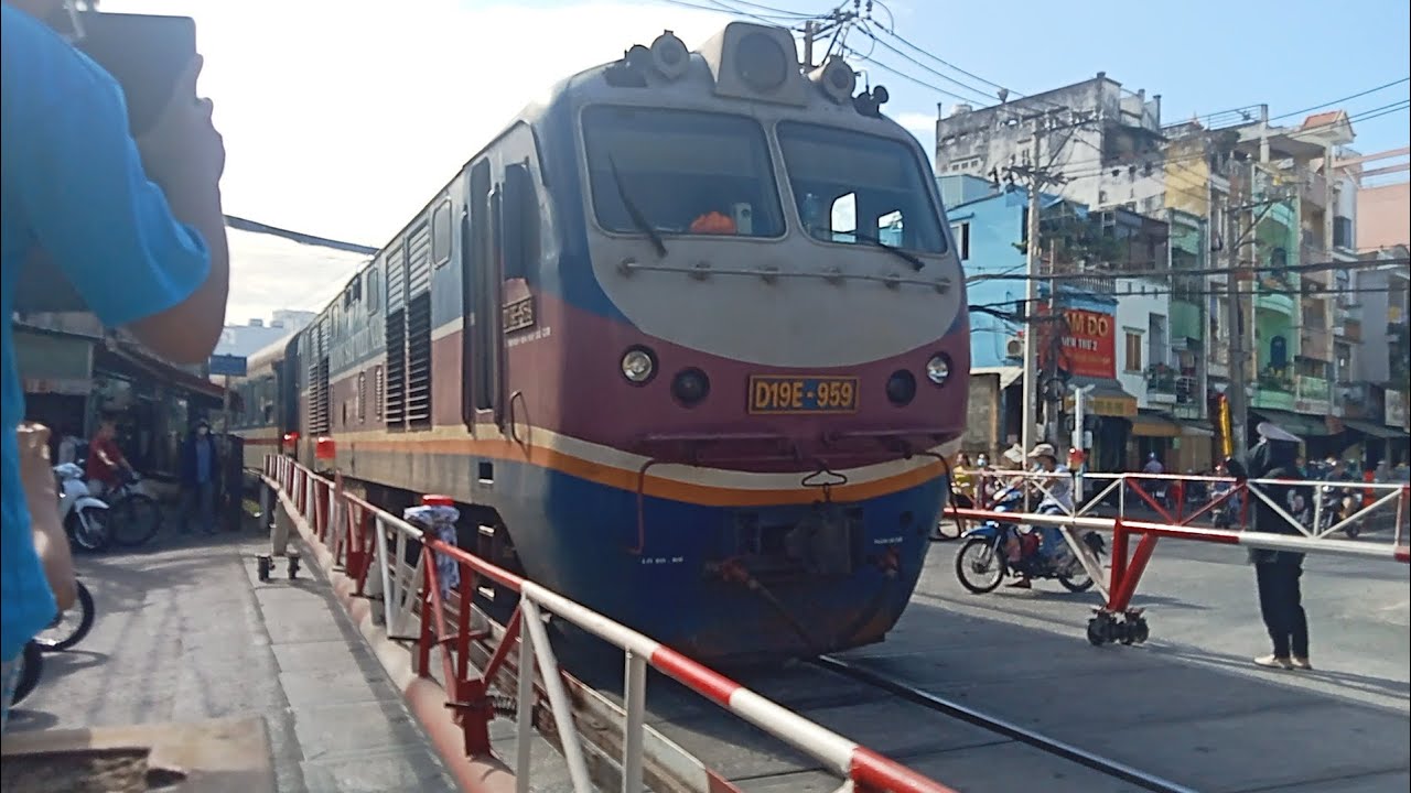 [230 - TÀU TẾT 2024] D19E 959 kéo tàu SE6 rời ga Sài Gòn (9:22 - 14/2 ...