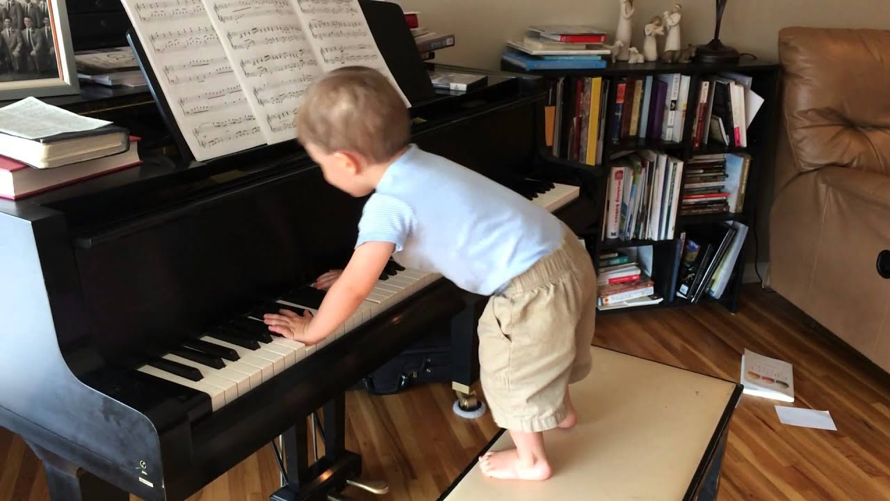 Toddler jamming on piano hilarious - YouTube
