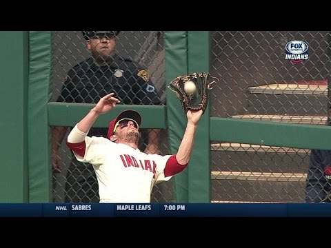 TB@CLE: Holt fights the sun to haul in a nice grab