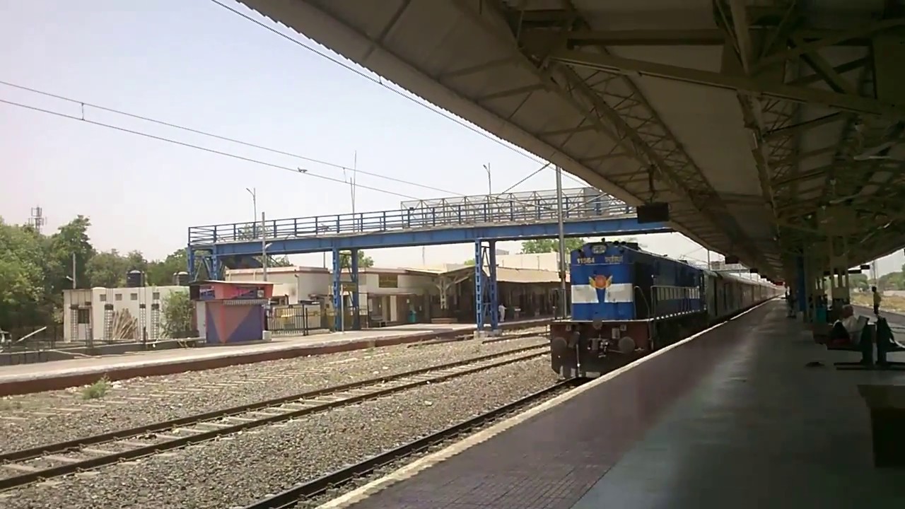 12958 NDLS-ADI SJ Rajdhani Express with 11564 VTA WDM3D skip at Kalol ...