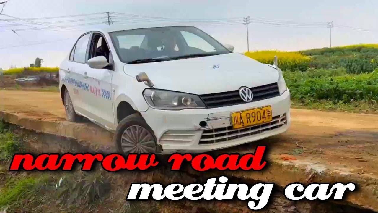 The car wheel fell off the road, and the old driver saved himself！# ...