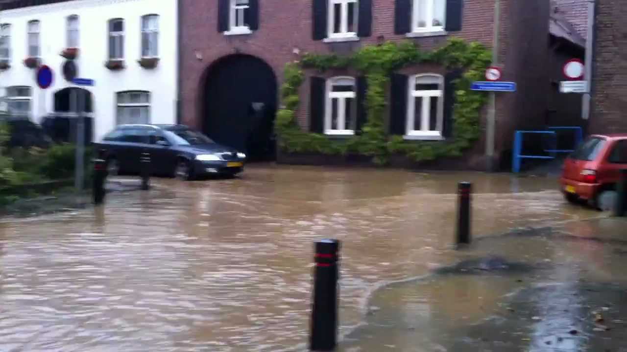 Overstroming Hoolstraat Beek (Limburg) 25-11-2010 - YouTube