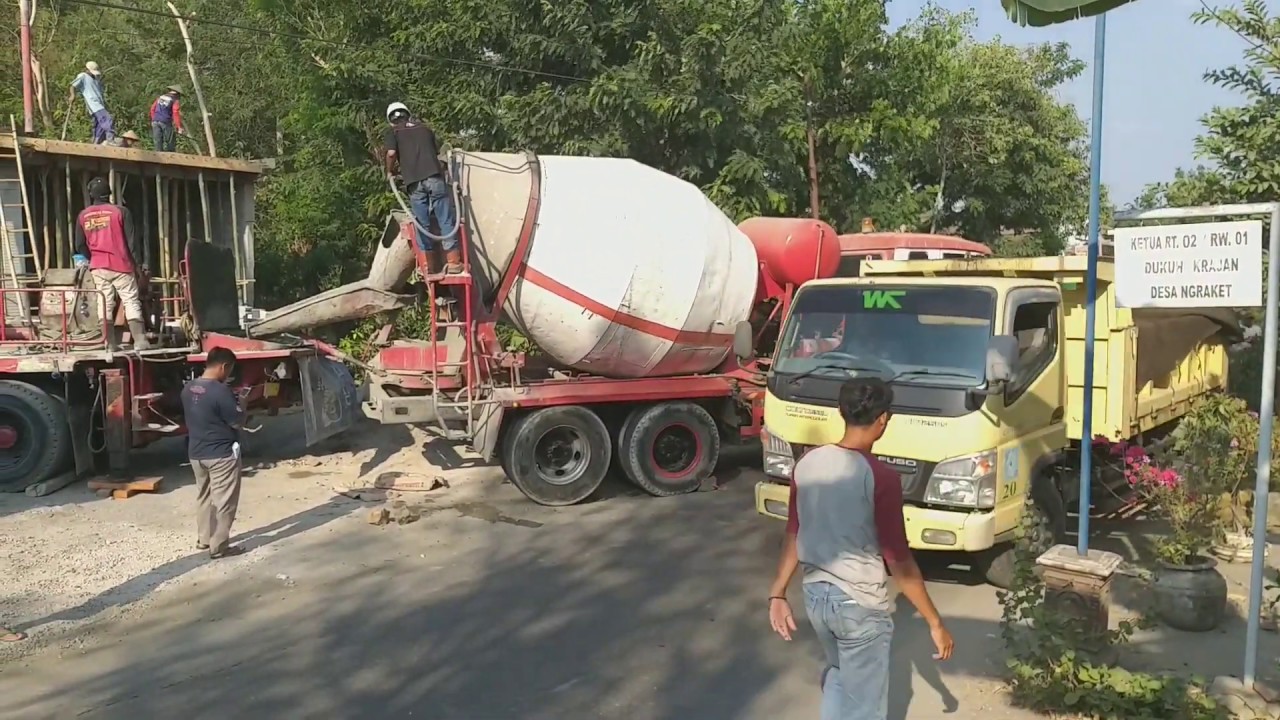 Truk Molen Ready Mix Concrete Pump truck working on home construction ...