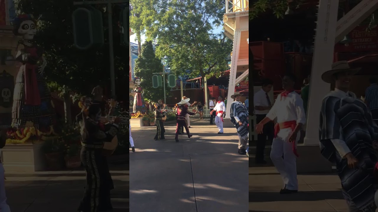 Coco parade Disney California Adventure - YouTube