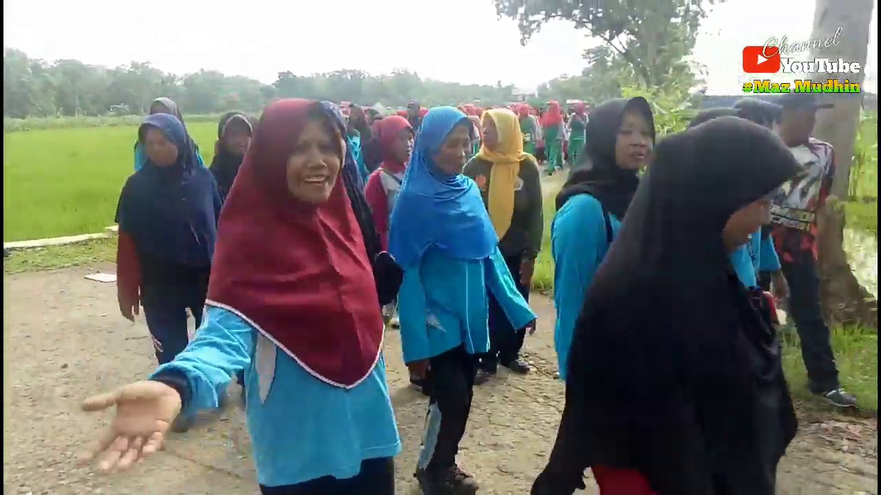 Pembagian Doorprize jalan santuy di Senggrong - YouTube