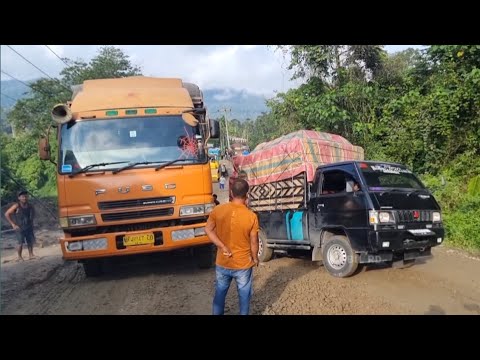Super Nekat - Aksi Sopir Pickup L300 Melewati Jalan Sempit Di Tanjakan Licin - YouTube