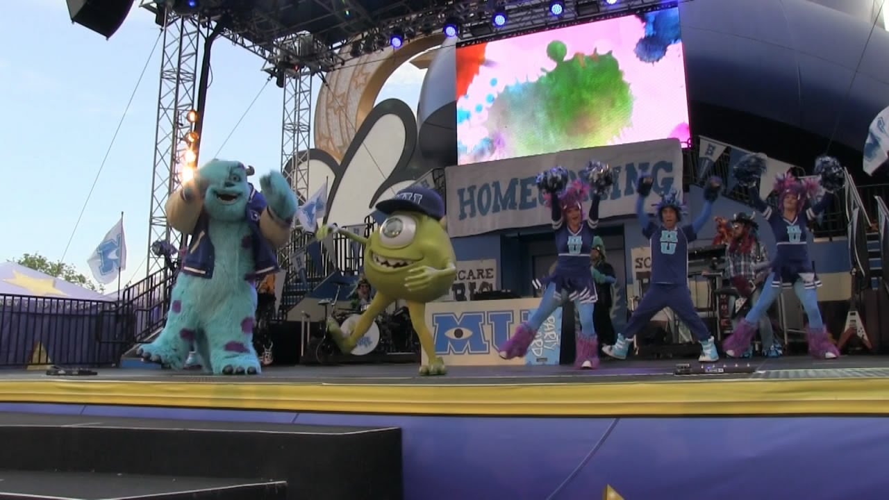 Mike & Sulley perform "Scream" (Shout) at Monsters University pep rally ...