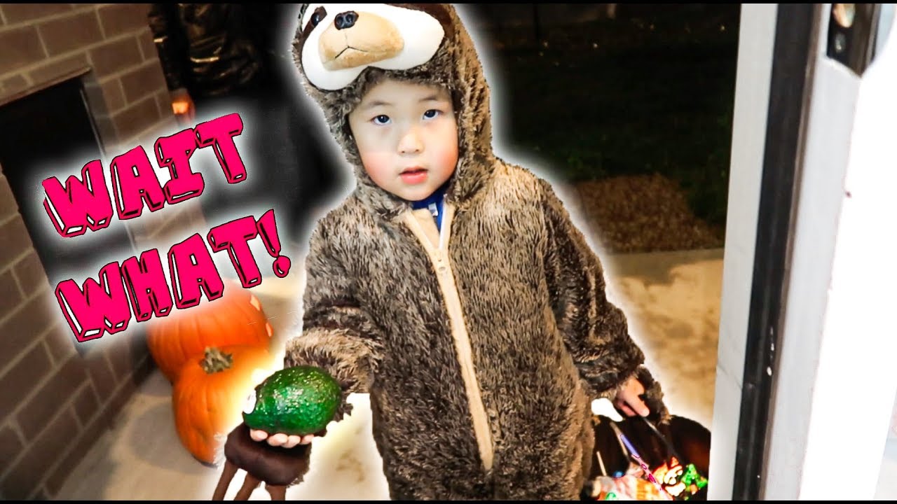 GIVING KIDS RANDOM THINGS FOR HALLOWEEN **GREAT REACTIONS** - YouTube
