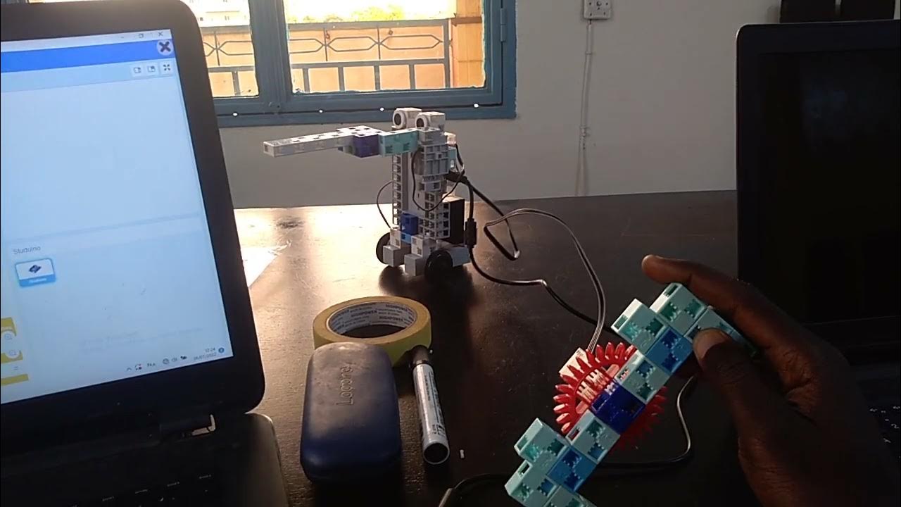 Robot Marcheur avec le pack studuino - YouTube