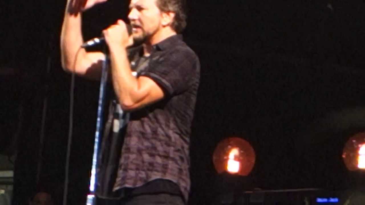 Pearl Jam, introduction and "Footsteps", Sydney Big Day Out, 2014 - YouTube