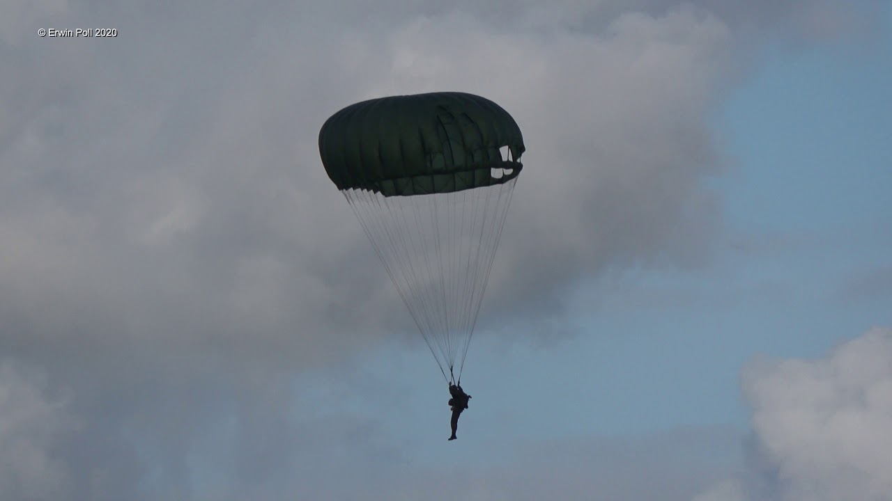 Pathfinders Military Round Parachute Course 2x Landing into Tree and ...