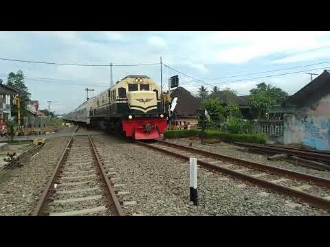 Momen KA Majapahit Ditarik Lokomotif Vintage CC 201 92 01 JR - YouTube