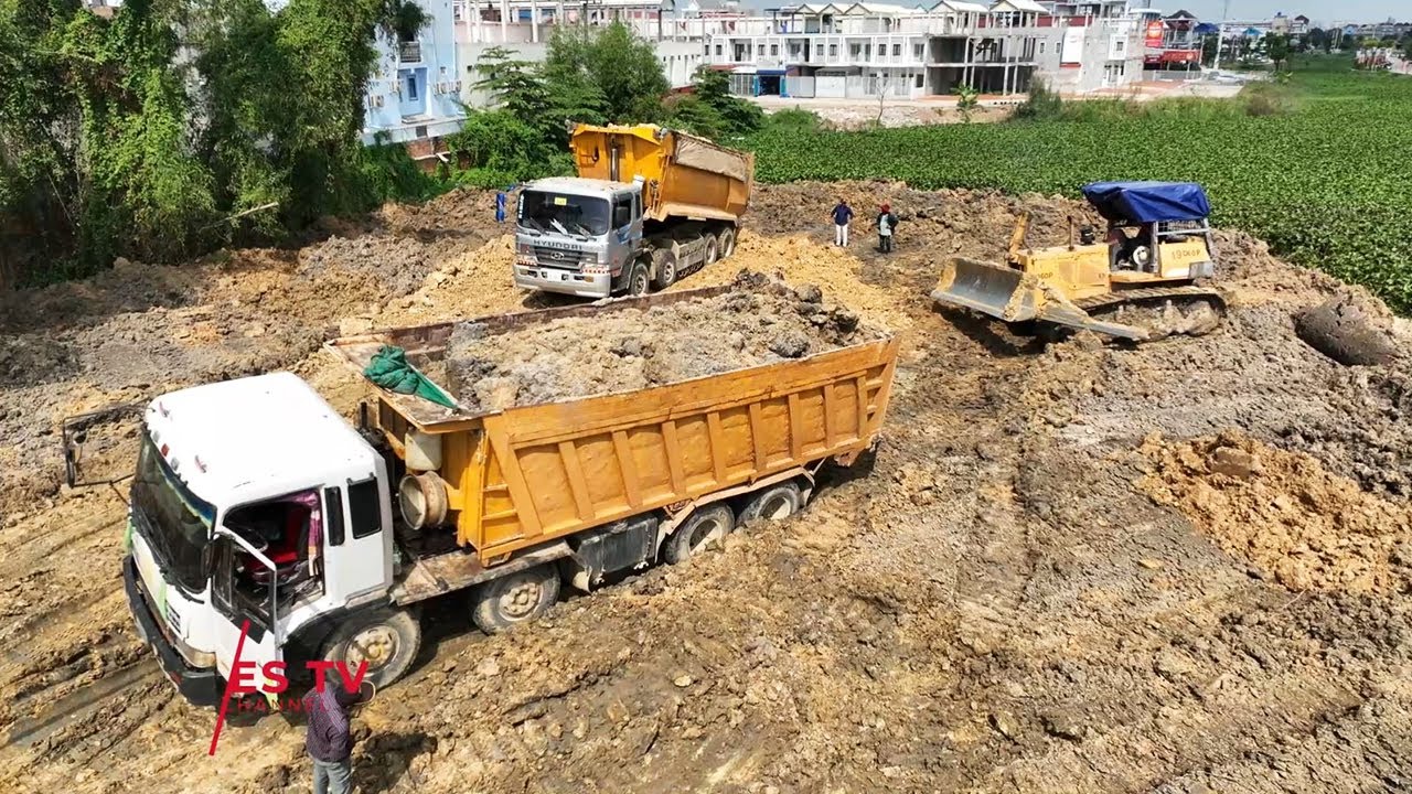Technique Skills Operator Pushing Dirt By Old Bulldozer KOMATSU iT ...