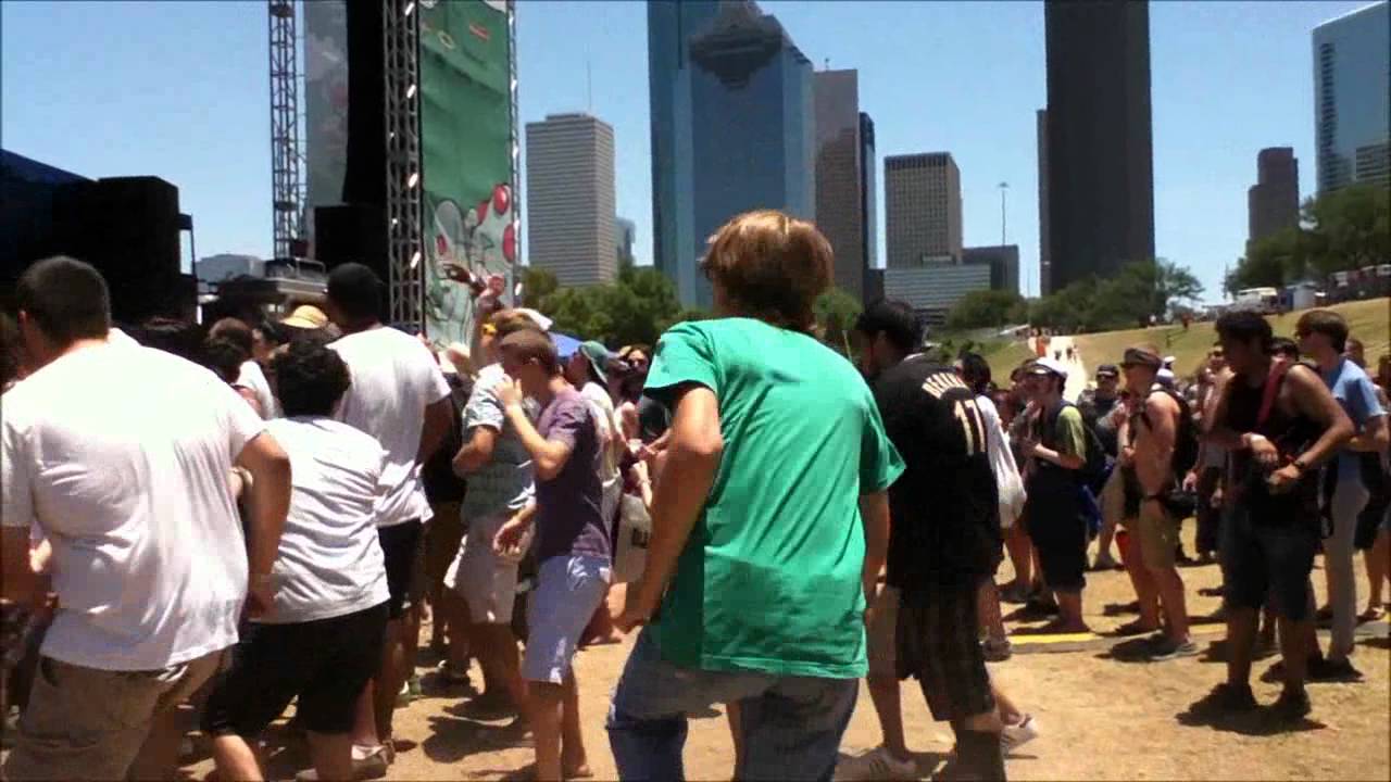 Los Skarnales skank pit Free Press Summer Fest 2011 - YouTube