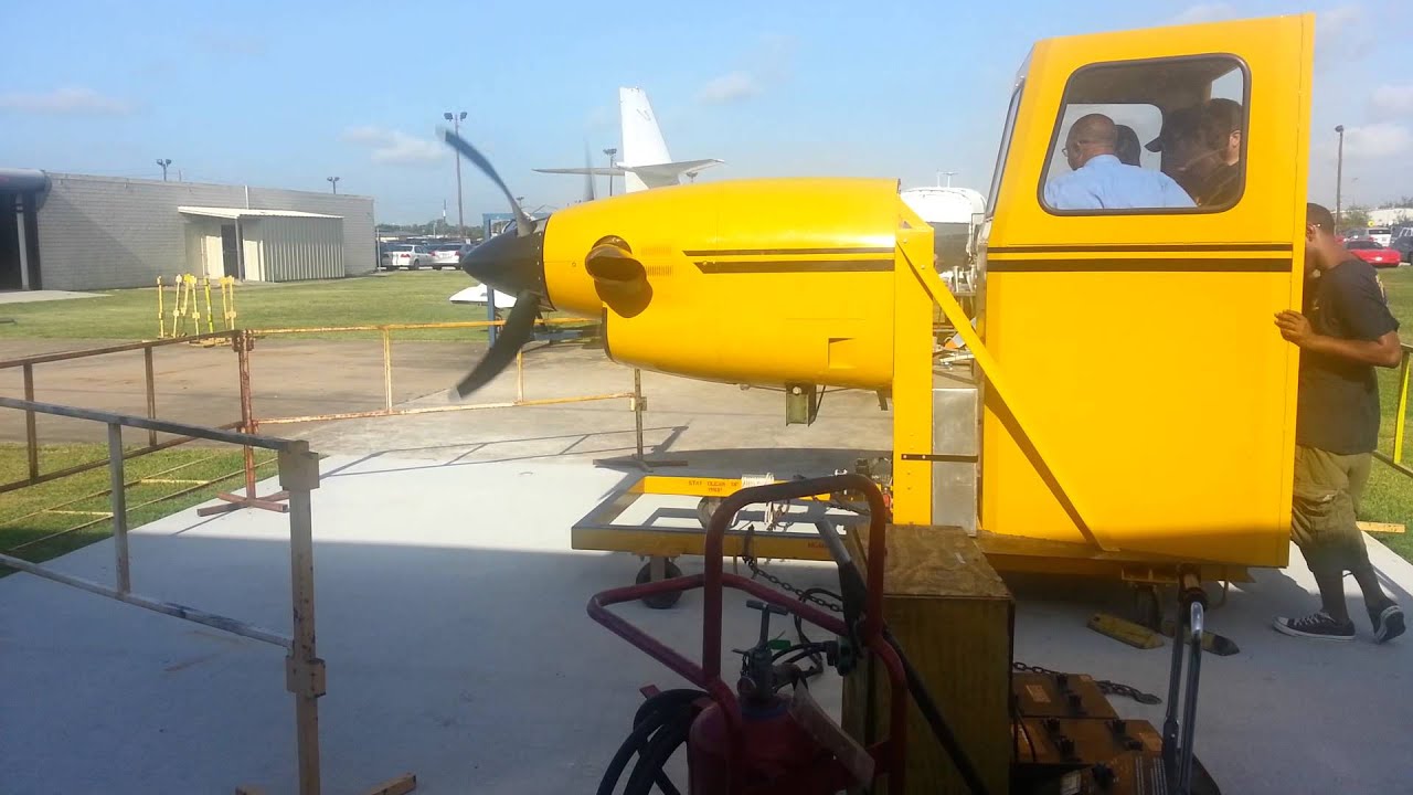 Turbine Engine on full throttle - YouTube