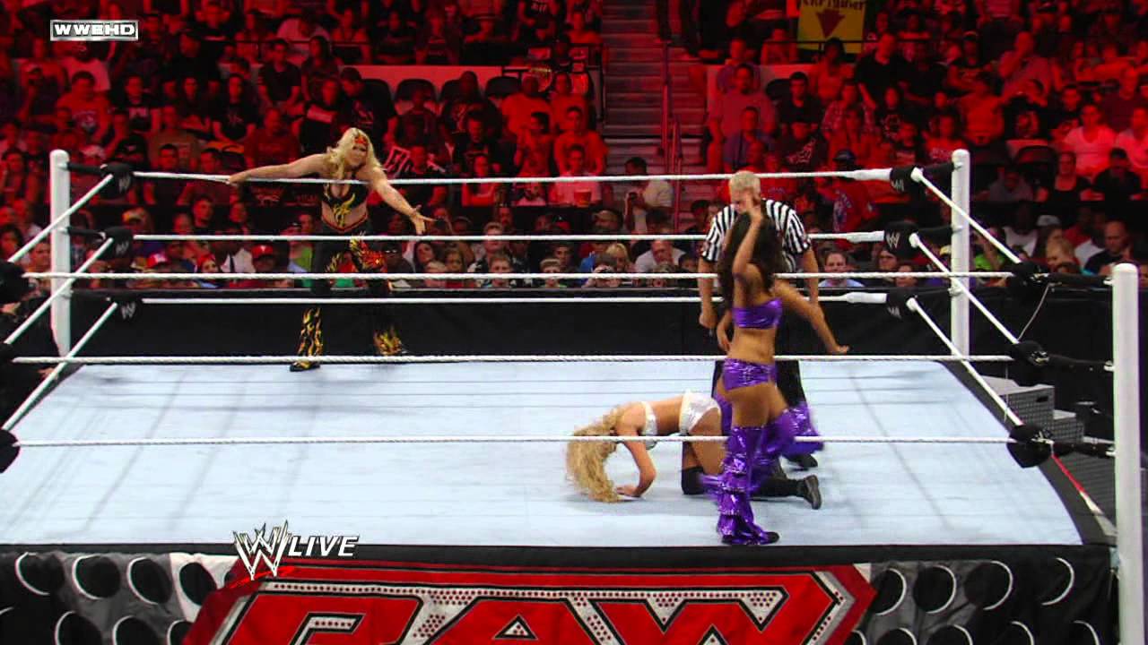 Raw: Beth Phoenix & Kelly Kelly vs. The Bella Twins - YouTube