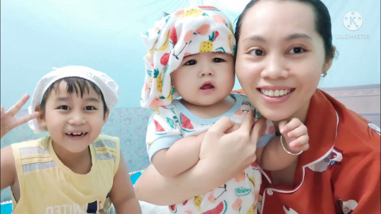 @Mother diaper TV Happy night of mother and two children before going ...