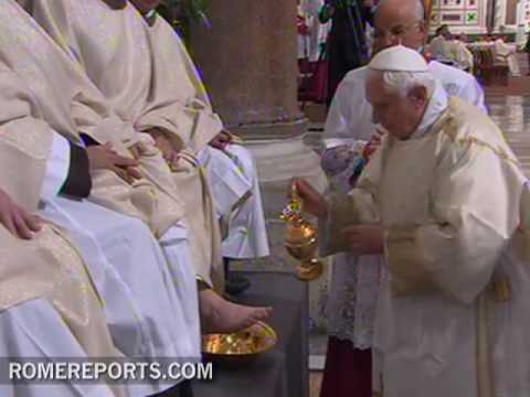 Holy Thursday: Pope washes priests' feet - YouTube