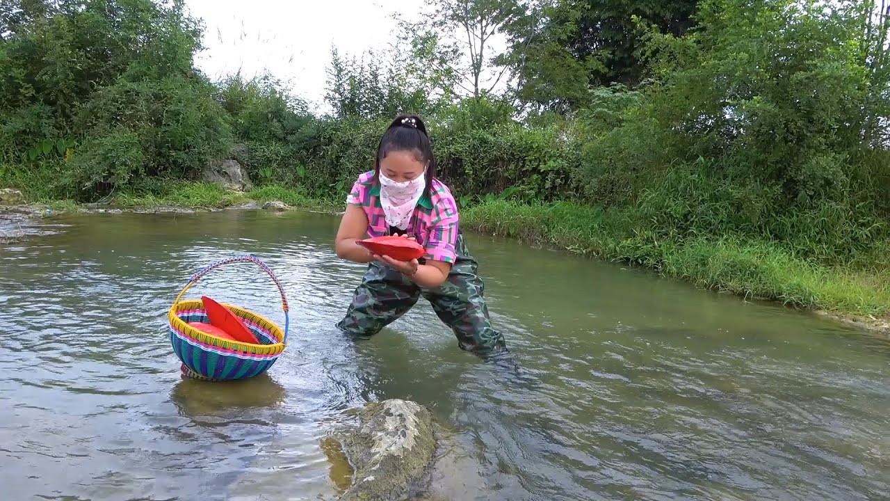 The beauty unexpectedly discovers a mutated giant red clam, harvesting ...