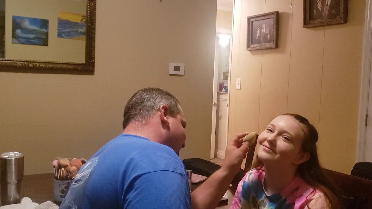 Dad does daughter's makeup. - YouTube